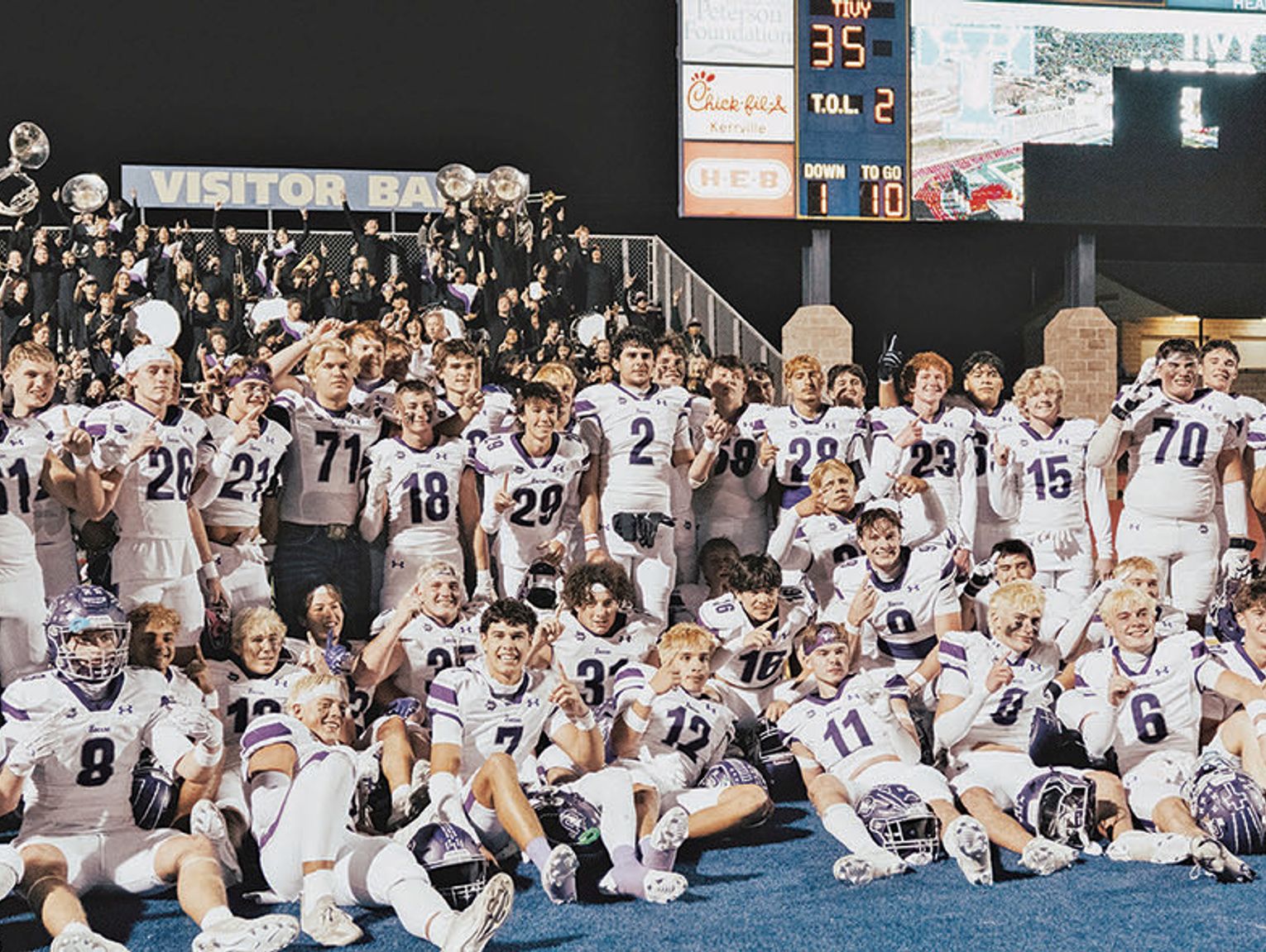 District champ Greyhounds host Ray Texans in first round